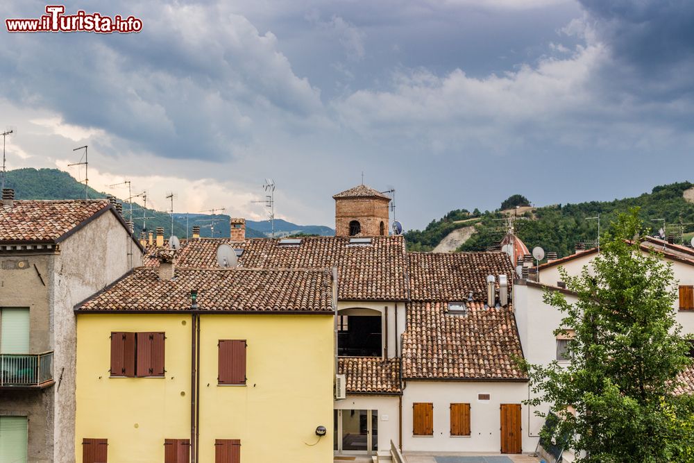 Veduta sui tetti di vecchi edifici nella cittadina ... | Foto Sarsina Veduta sui tetti di vecchi edifici nella cittadina ... | Foto Sarsina